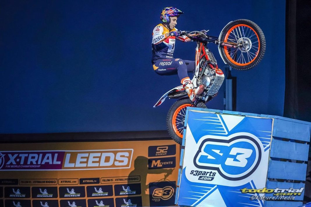 Toni Bou gana en Leeds por un solo punto ante Harry Hemingway